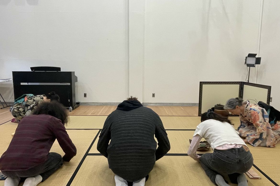 Photo | UTeaLA members bow while kneeling on tatami mats | UCLA
