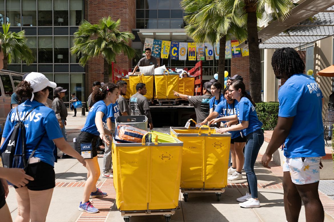 Photo | Volunteers help new students move into the residence halls | UCLA