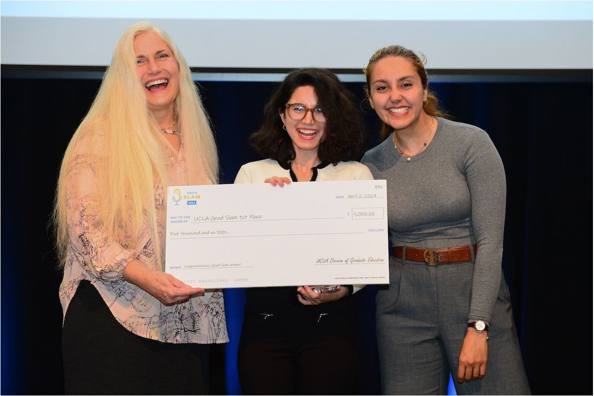 Photo | From left: Susan Ettner, Grad Slam champion Melis Çakar holding ...