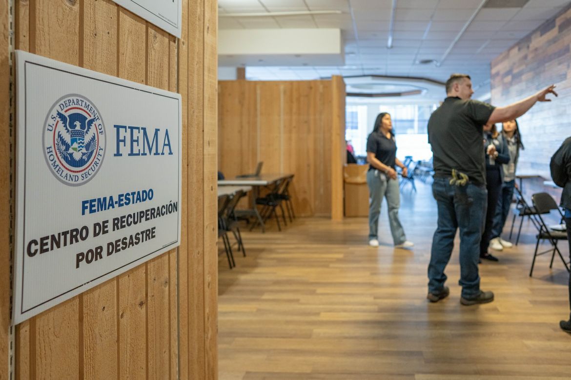 Photo | FEMA disaster recovery center sign in Spanish, with support ...