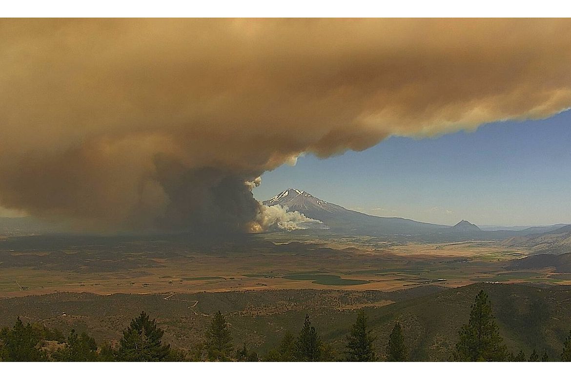 Photo | 2021 Tennant Fire smoke rises in front of a mountain in Yreka ...