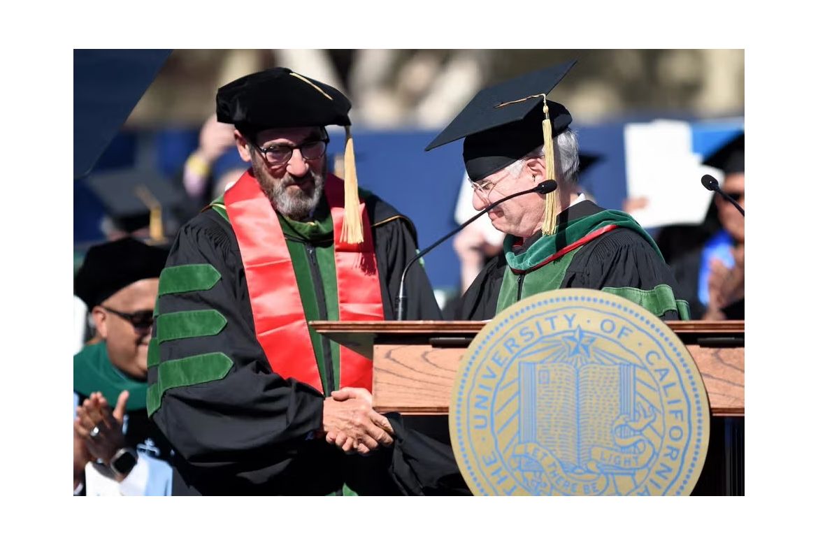 Photo | Richard Shemin, left, shakes hands with Steven Dubinett; both ...