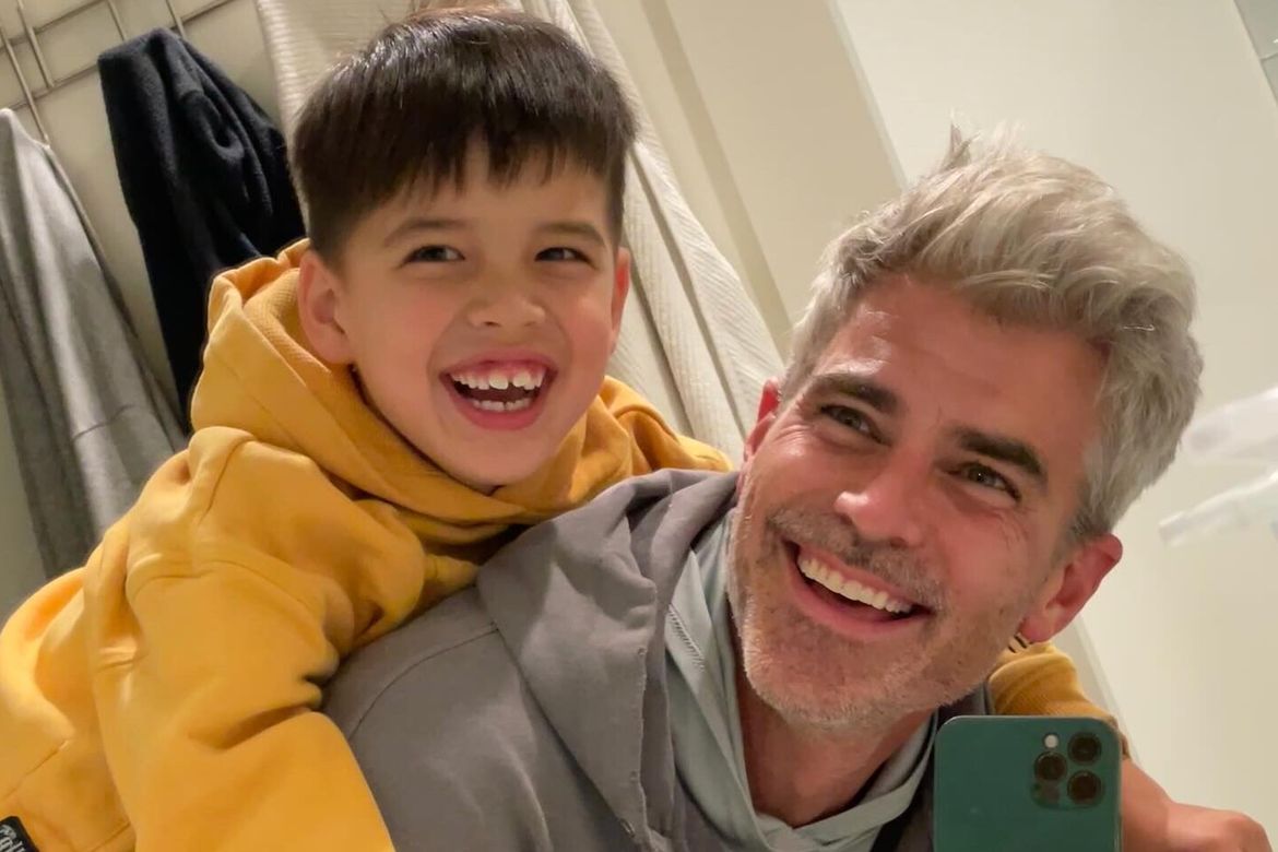 Photo | Dad Jeffrey Randall Allen tries to take a cell phone picture ...