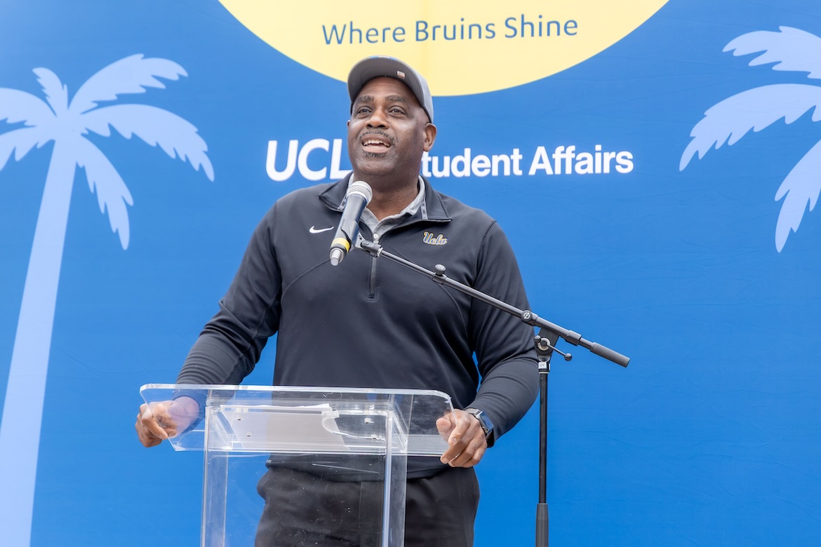 Bruins spread light through L.A. during UCLA Volunteer Day | UCLA