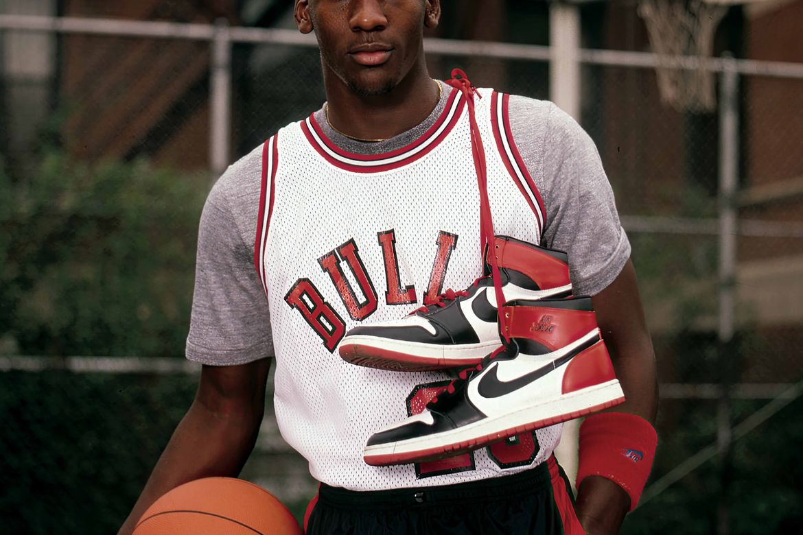 Photo | Michael Jordan in Bulls jersey with Nikes on left shoulder and ...