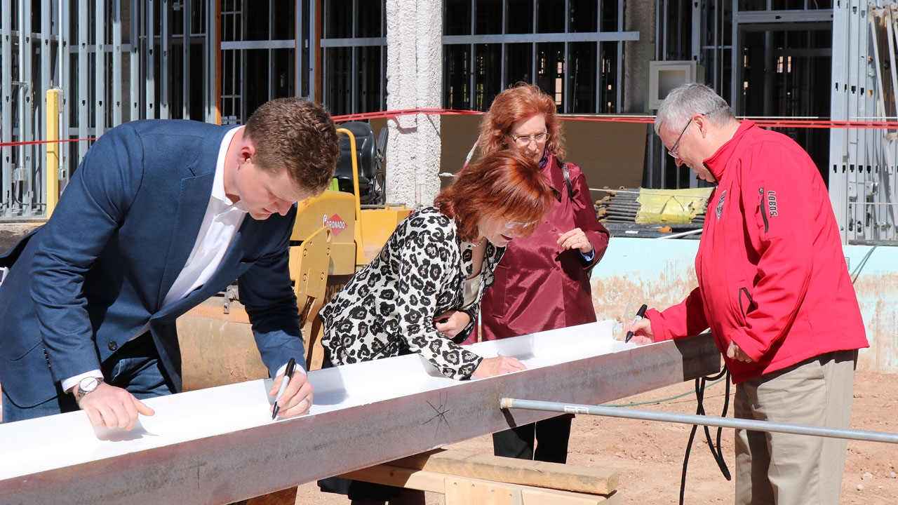UNM celebrates PAÍS with beam raising ceremony | UNM UCAM Newsroom