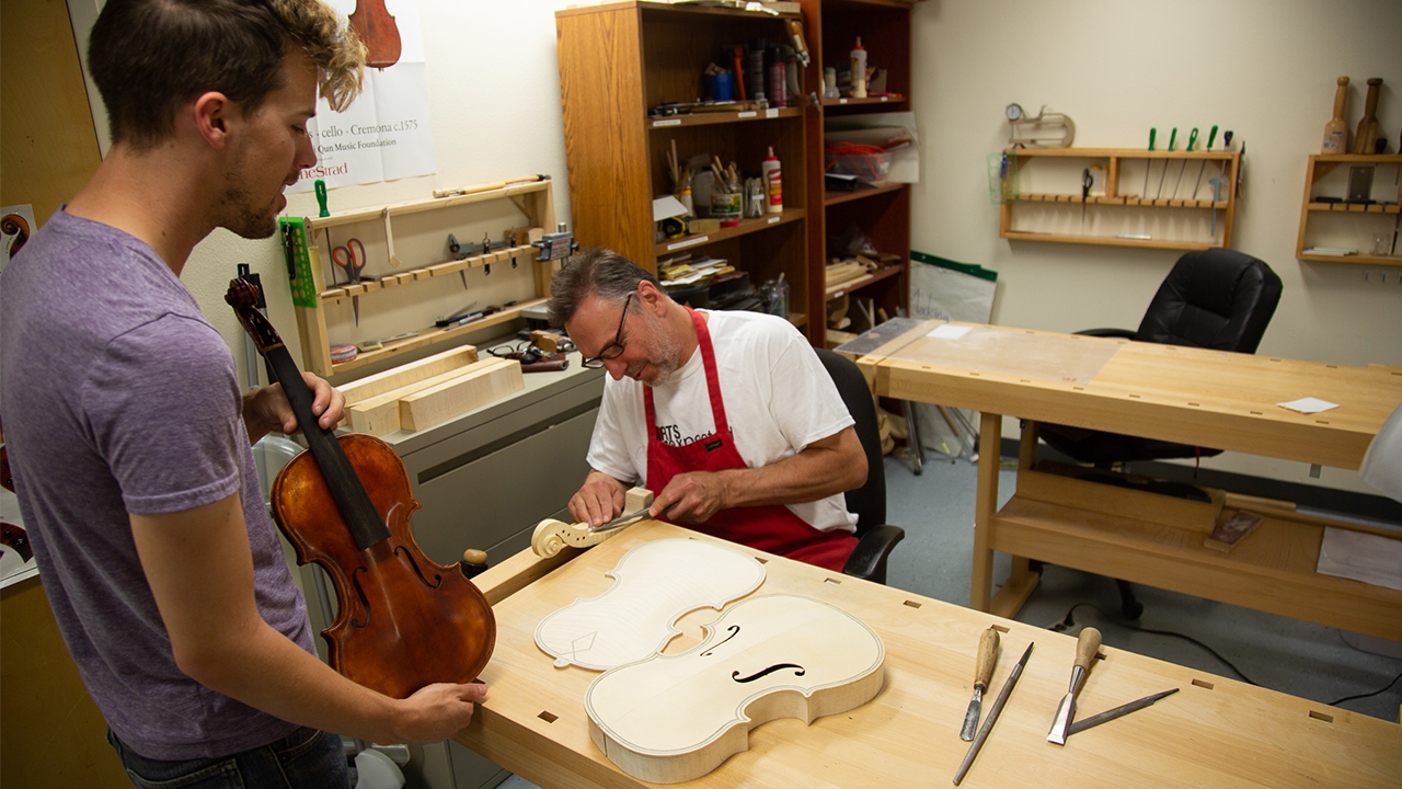 Class teaches the traditional art of making violins | UNM UCAM Newsroom