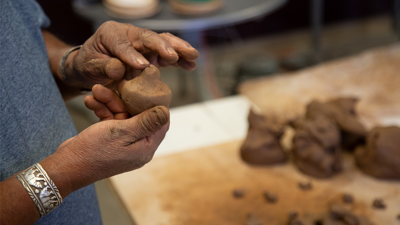 Native American artist teaches traditional methods of making Pueblo ...