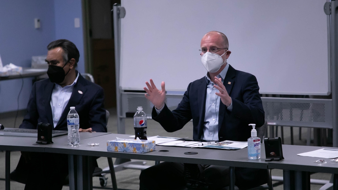 FCC Commissioner at UNM for broadband roundtable | UNM UCAM Newsroom