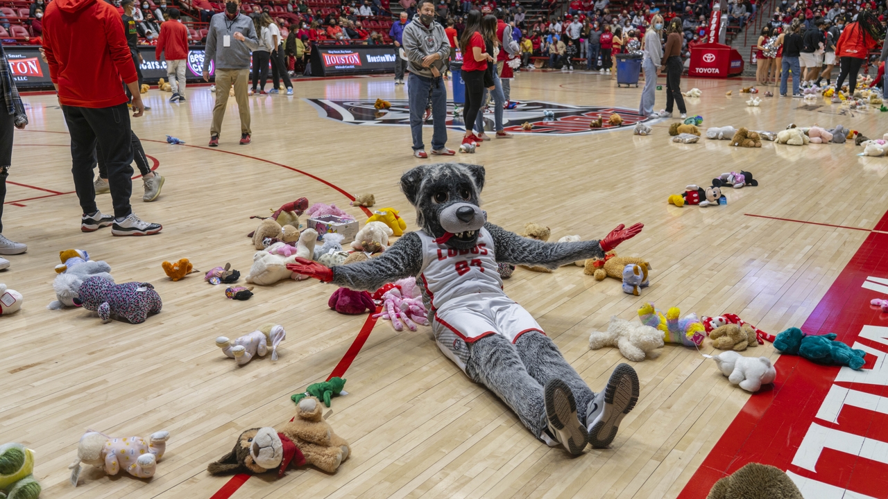 Teddy Bear Toss sets stage for BeKind UNM Feb. 12-16 | UNM UCAM Newsroom