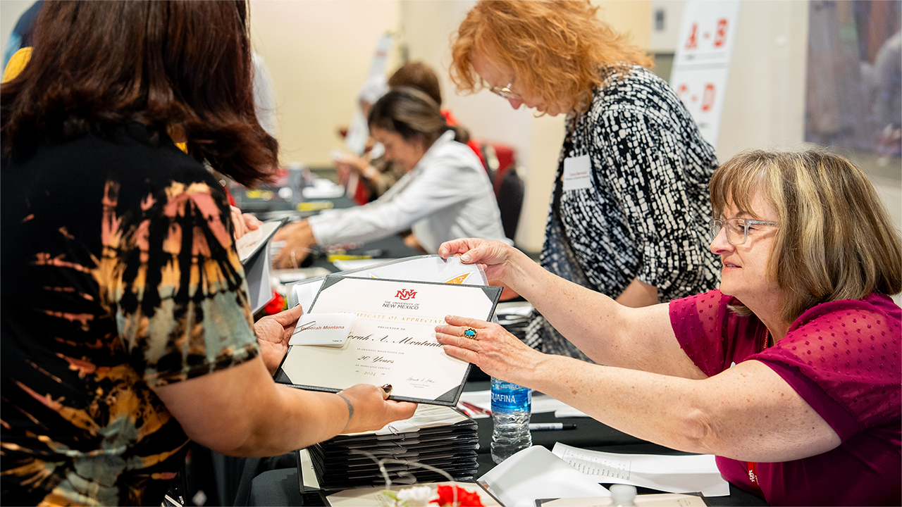 UNM recognizes 477 employees at the 43rd Service Awards | UNM UCAM Newsroom