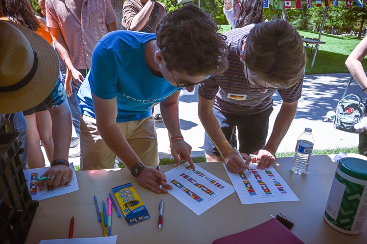 Photo | Students identifying flags | UNM UCAM Newsroom