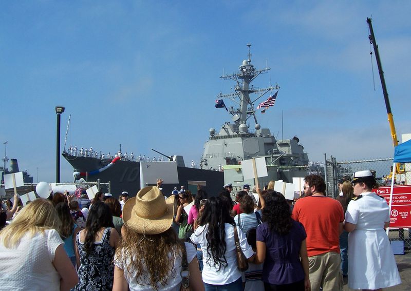 Photo | Onlookers welcome the Northrop Grumman-built USS Kidd (DDG 100 ...