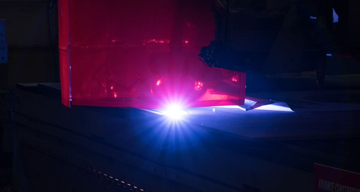 Photo | A Plasma-burning Machine Cuts the Steel Plate | HII News