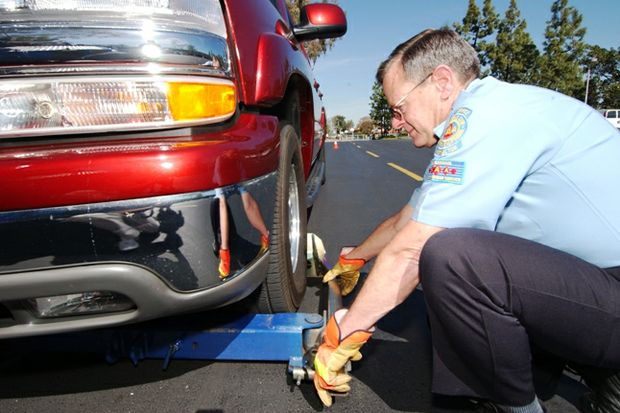 Photo | ACSC tow driver hitches up vehicle | AAA East Central