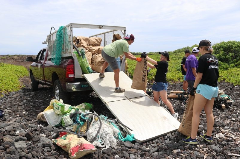 Teenage Eco-Ambassadors Clean Up Plastic Trash from Hawaii's Shoreline ...