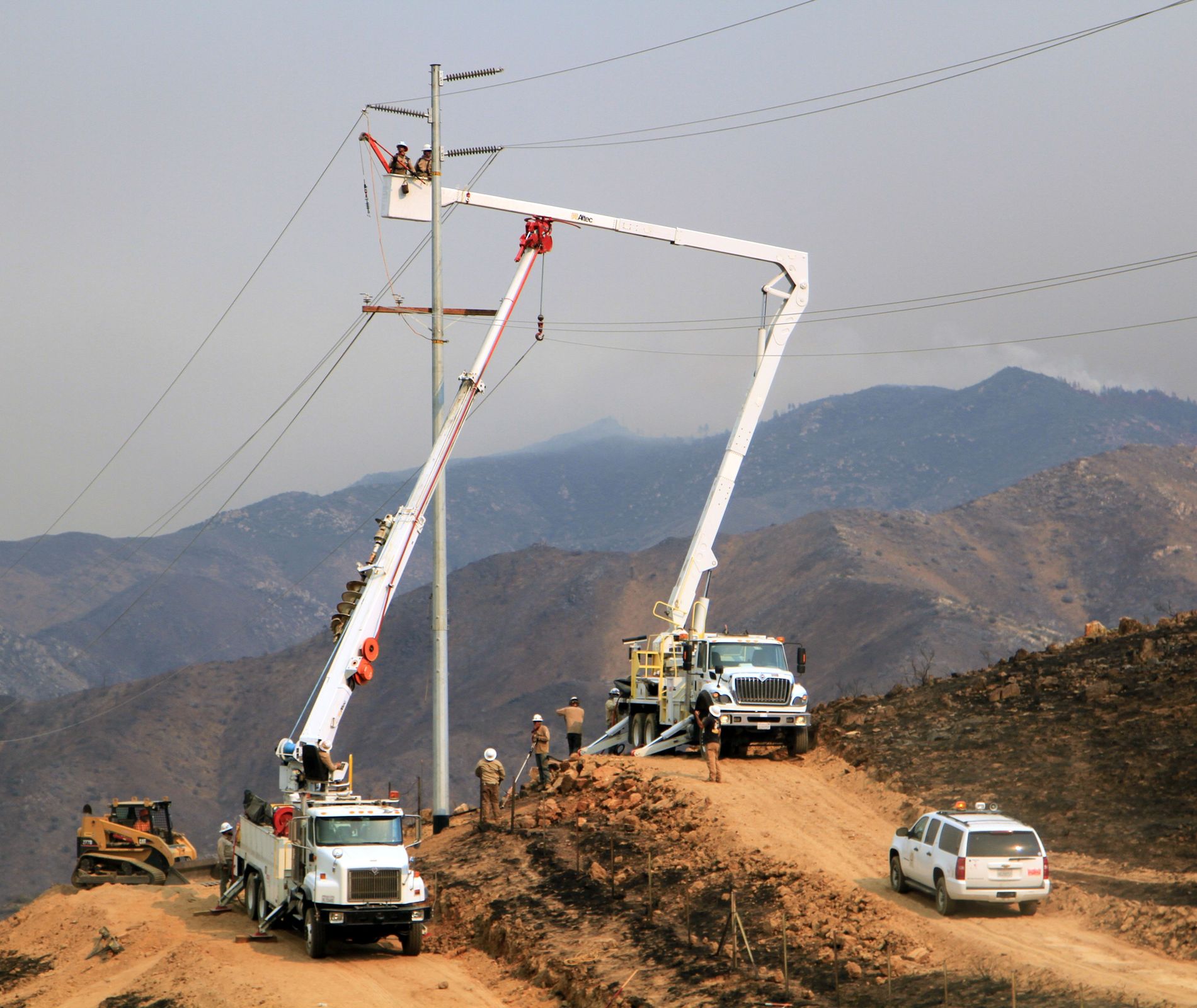 Wildfires, Heat Wave Keep SCE Crews Working 24/7 | Energized by Edison