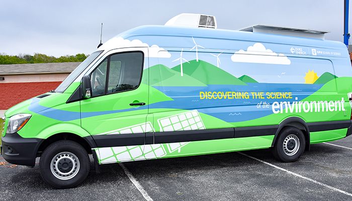 Mobile science lab fascinates kids in Indiana | Duke Energy | illumination