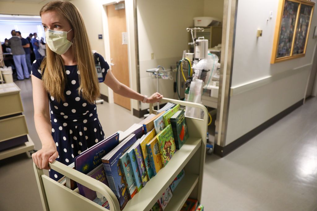 Sharing a love for reading at OHSU's NICU |OHSU News