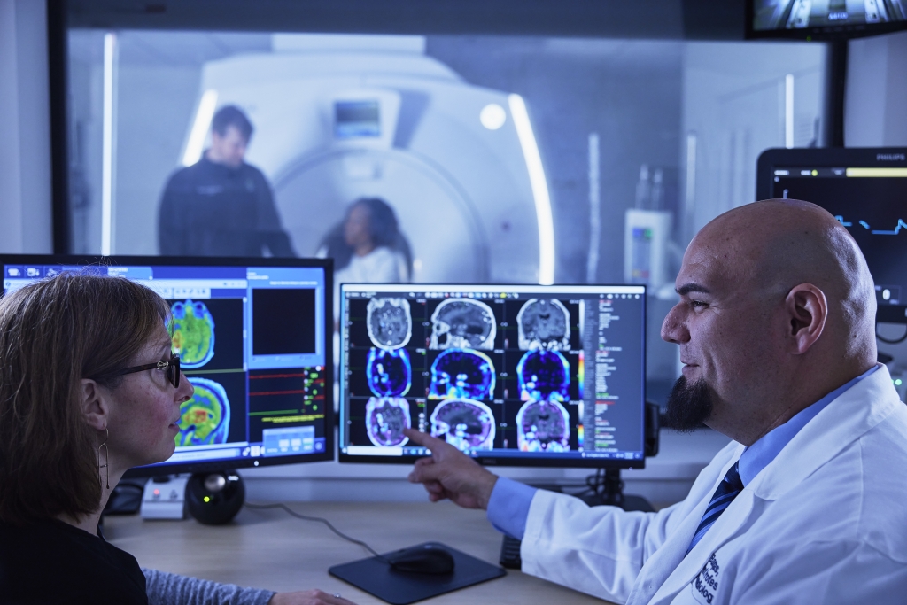 Ramon Barajas, Jr., M.D., in lab |OHSU News