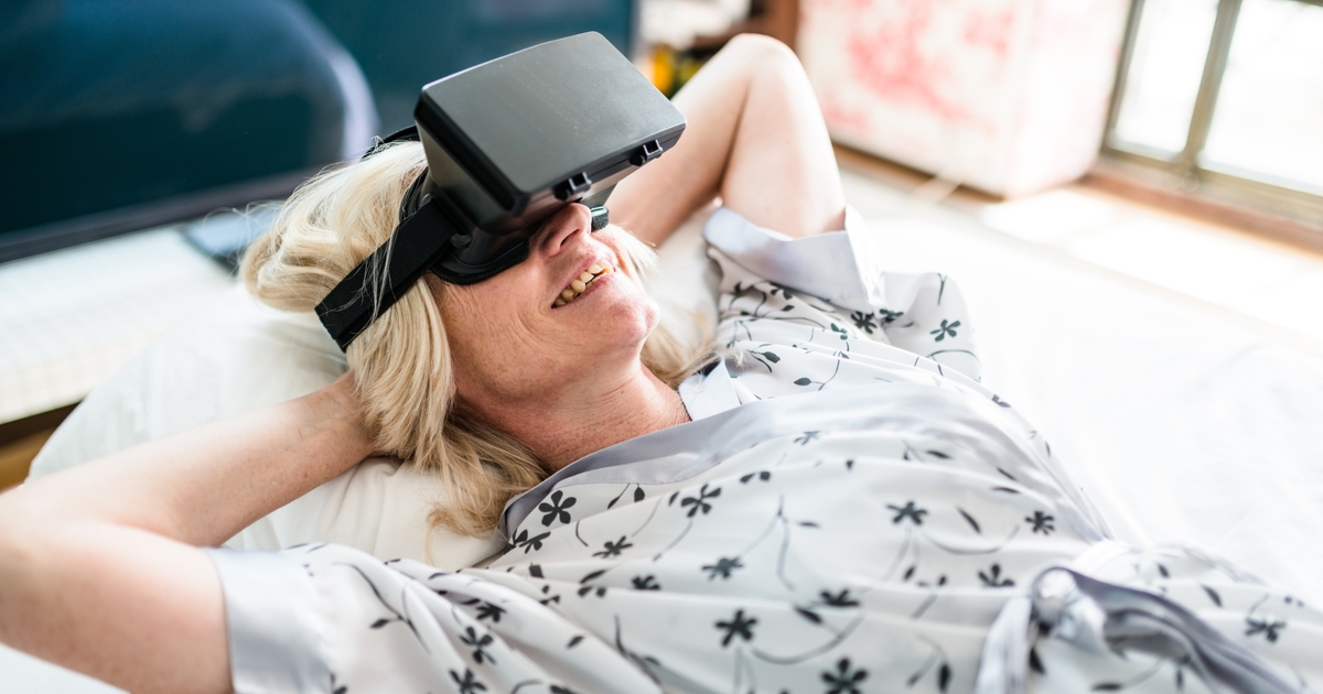 Cancer survivor pays-it-forward with gift of virtual reality headsets ...
