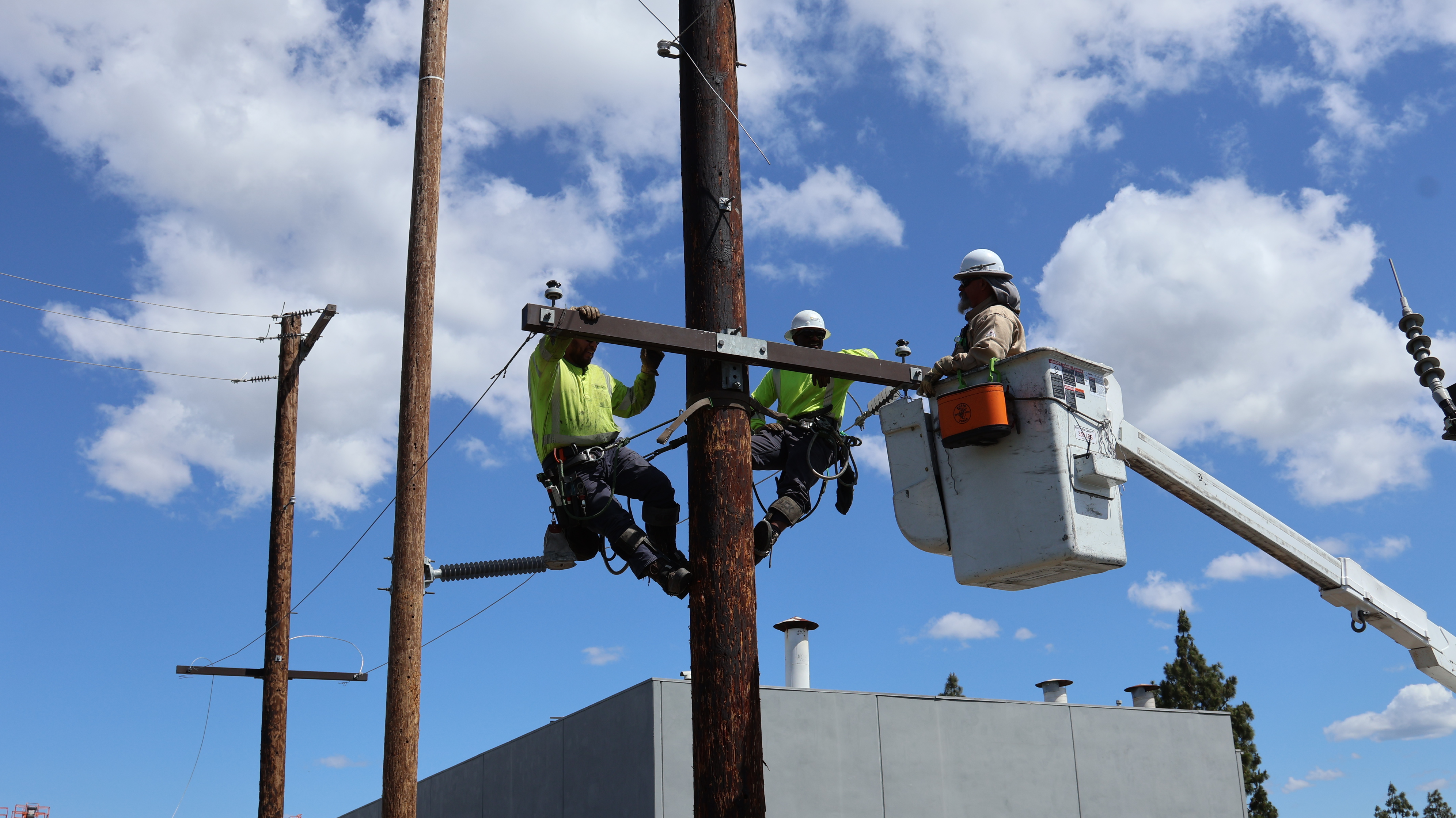 Lineworkers Alert Residents to House Fire | Energized by Edison