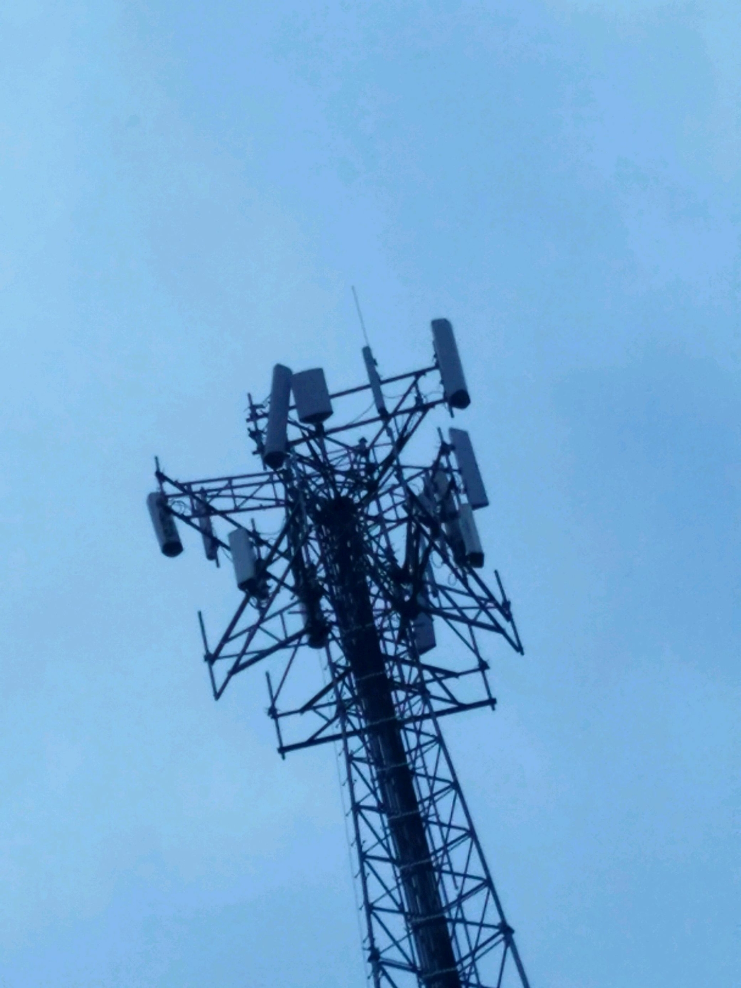 Damaged cell tower | Verizon Media Resources