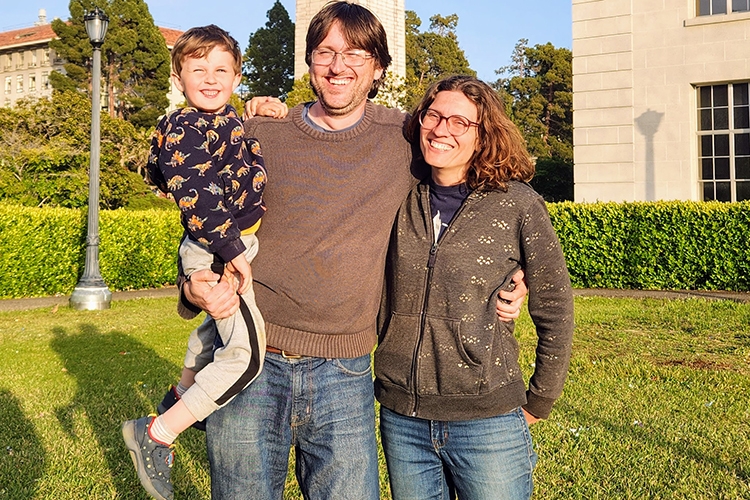 Finding their wings: Stunning photos show young falcons’ first flights ...