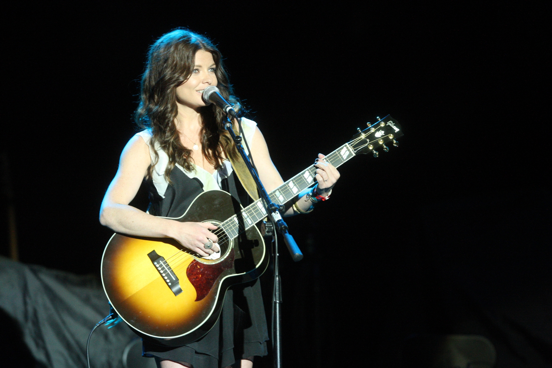 Photo | Singer Erin McCarley arrives at "One Splendid Evening ...