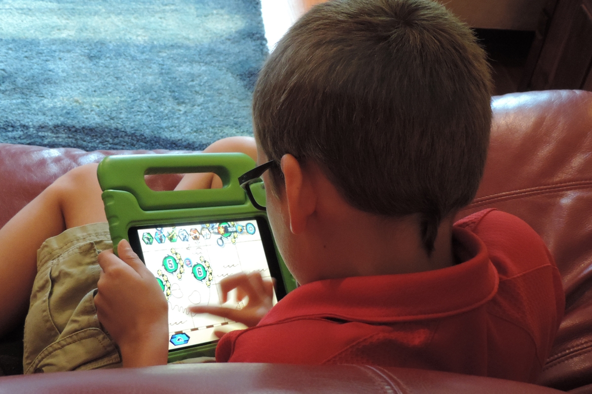 Screen time (TV/video games/computers/phones) | American Heart Association