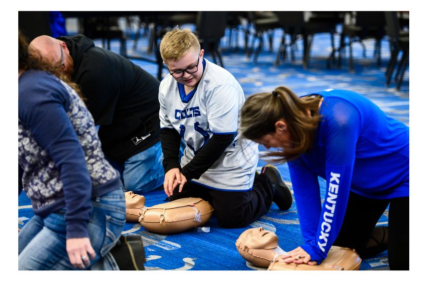 Los Colts de la NFL llevan la educación en RCP al fútbol Flag para ...