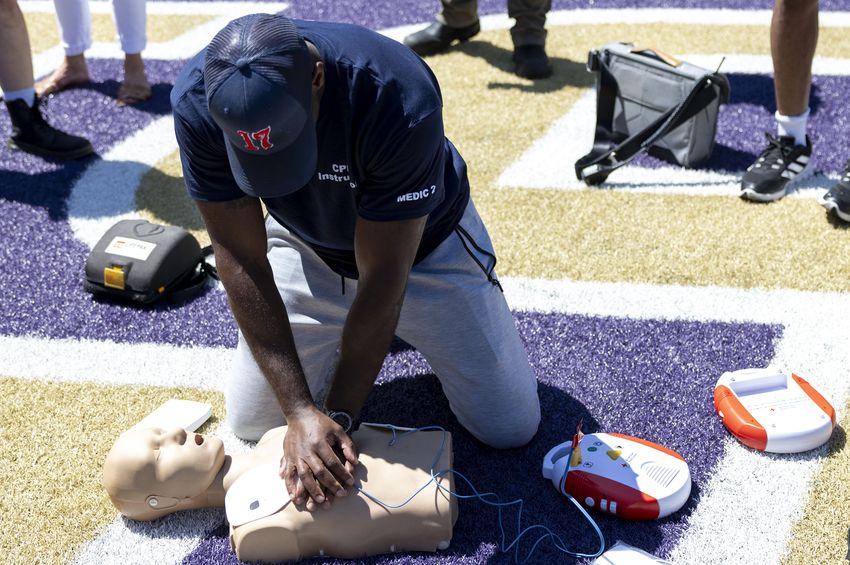 Photo | NOL - SFD Firefighter Greg Bogans demonstrates chest ...