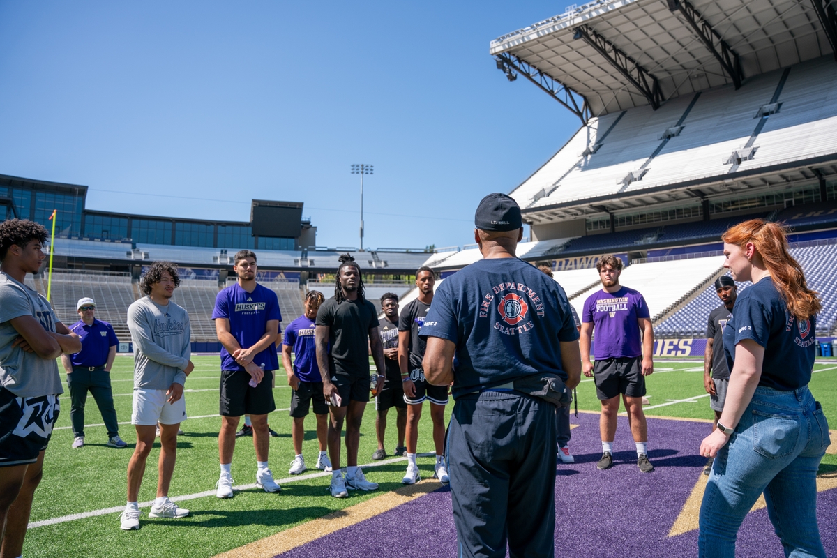University of Washington football players join the Nation of Lifesavers ...