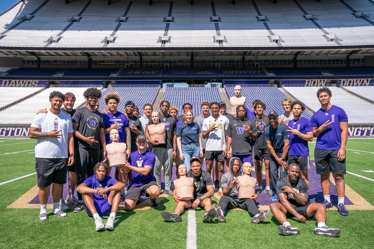 University of Washington football players join the Nation of Lifesavers ...