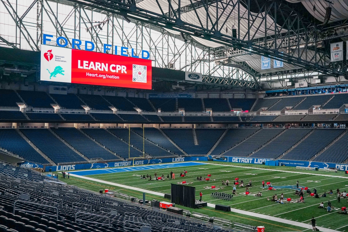Hundreds learn CPR skills at Ford Field | American Heart Association