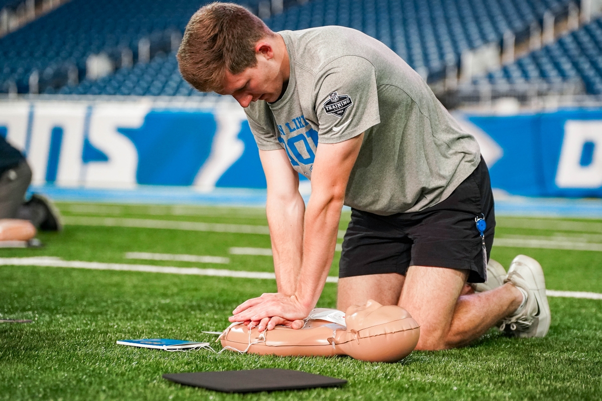 Hundreds learn CPR skills at Ford Field | American Heart Association
