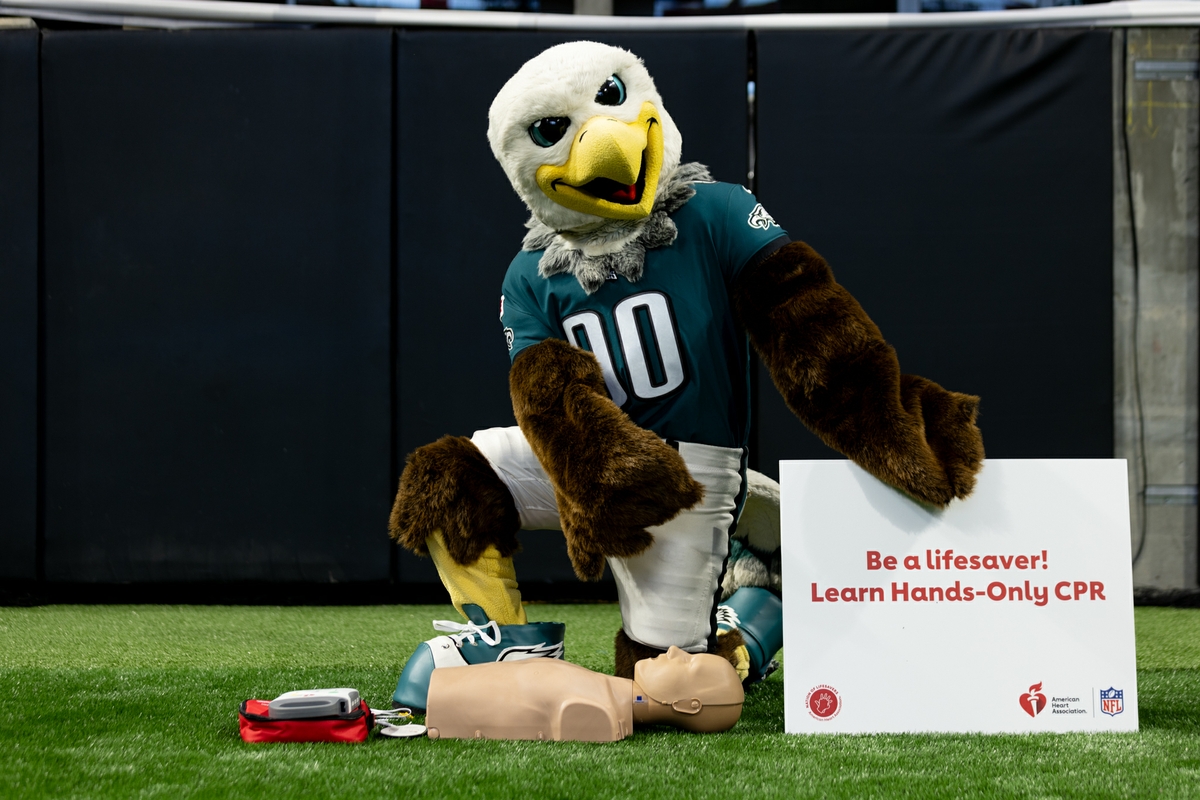 Photo | Eagles Mascot, Swoop, promotes learning CPR at the Mascot ...