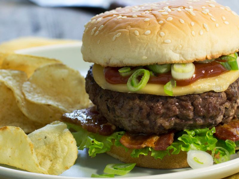 Rodeo Burger with Barbecue Sauce and Bacon recipe