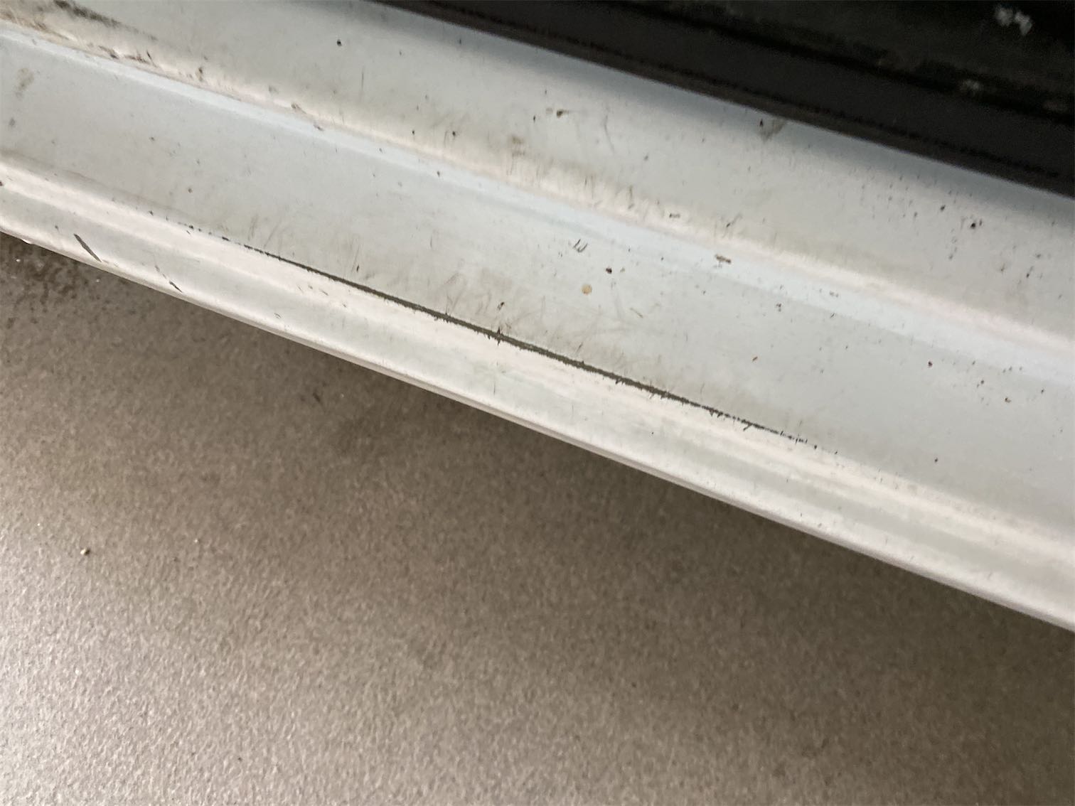 L Rocker Panel Outer (Chipped)