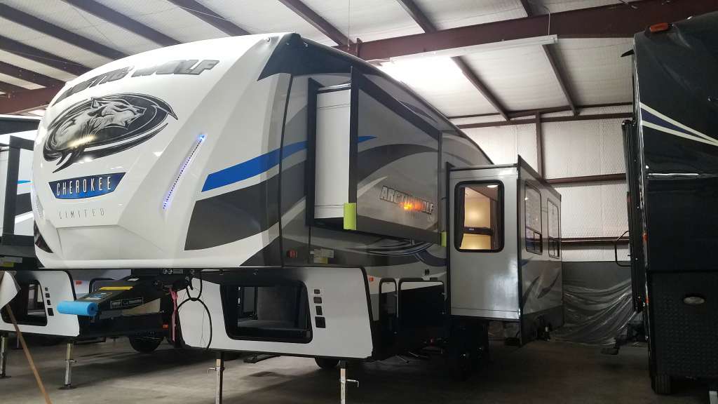 2018 Arctic Wolf 265DBH8