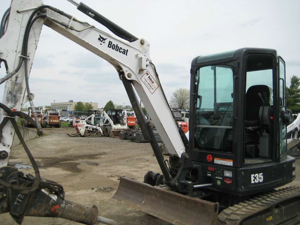 2014 Bobcat E35 (Long Arm Option)