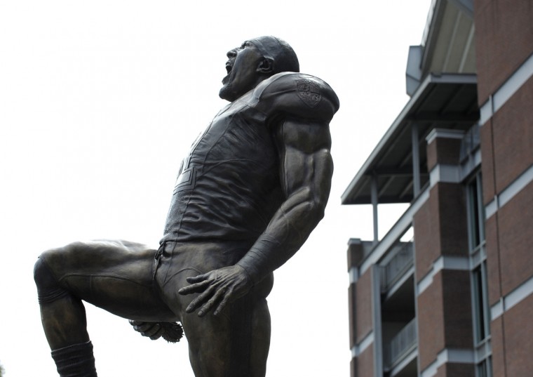 Ray Lewis statue unveiled at M&T Bank Stadium