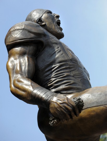 Ray Lewis statue unveiled
