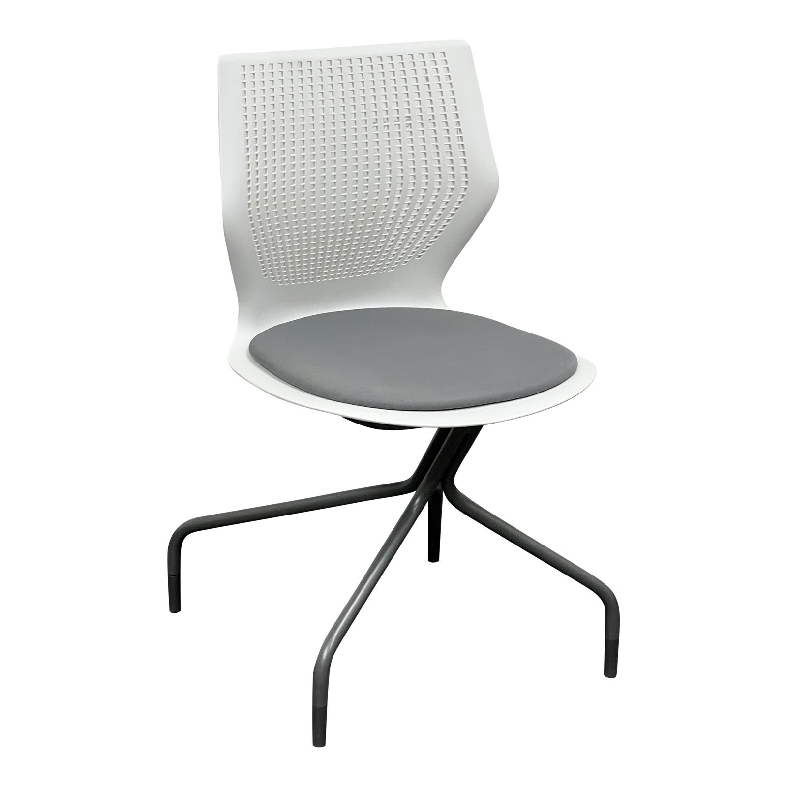 knoll-multi-generational-task-chair-with-stacking-base-2728 - Design ...