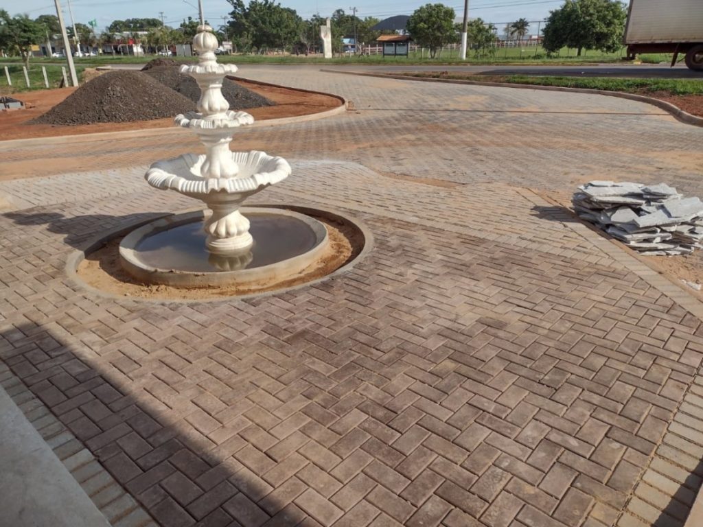 Obra do Pátio de Estacionamento e Manobras do Empório Guimarães ...