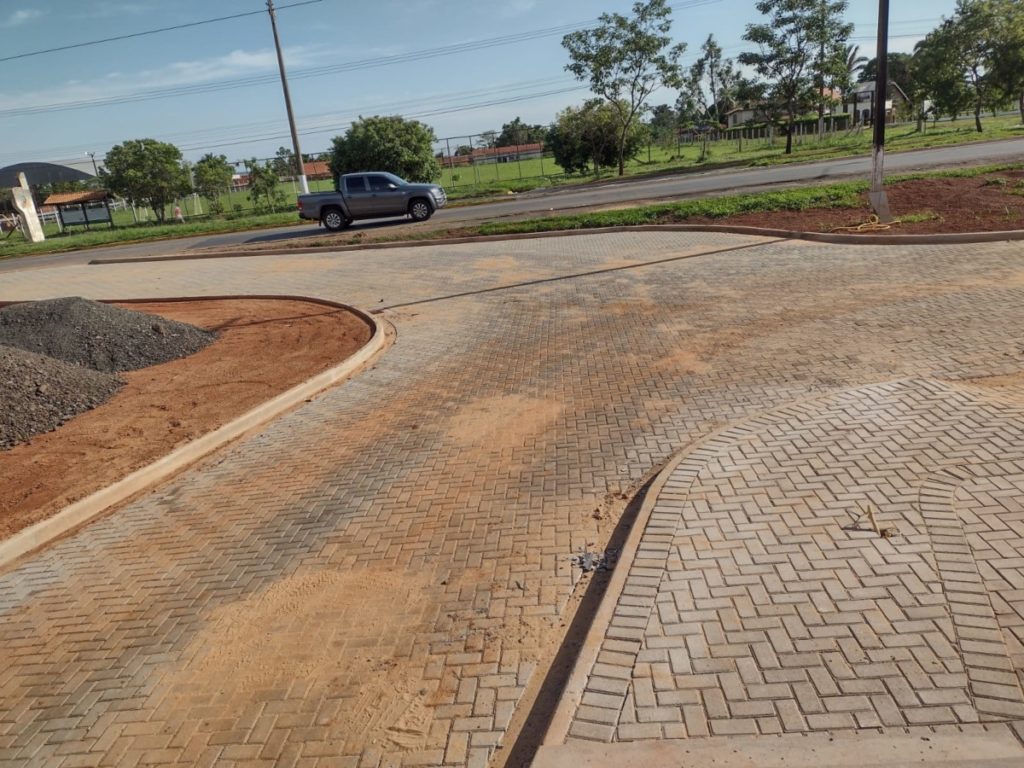 Obra do Pátio de Estacionamento e Manobras do Empório Guimarães ...