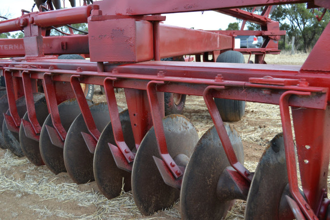 770 International Offset Disc | Machinery & Equipment - Tillage