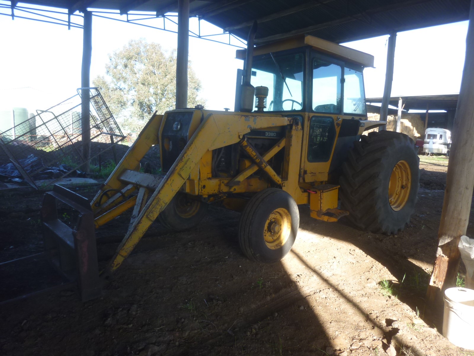 Under Auction - Chamberlain Tractor 3380 With Front End Loader - 2%