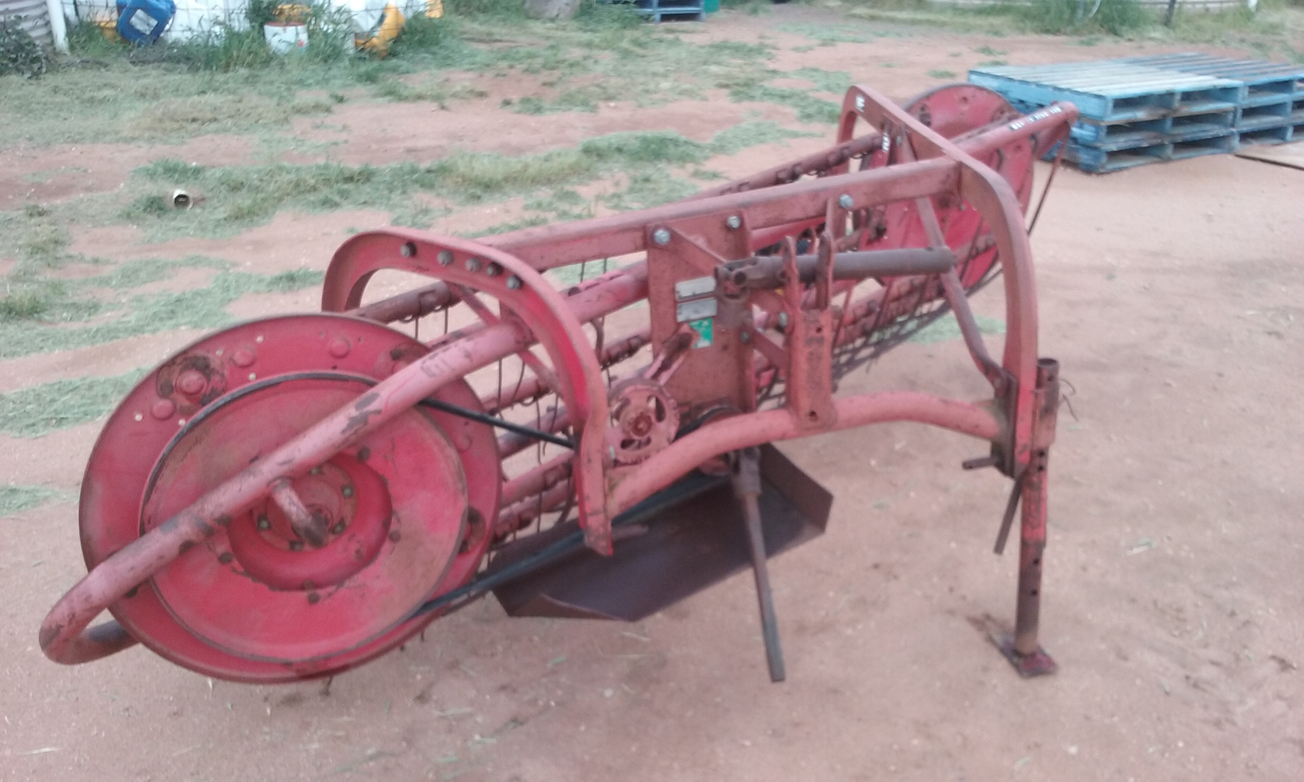 MF 25 ROLLER BAR RAKE | Machinery & Equipment - Hay and Silage