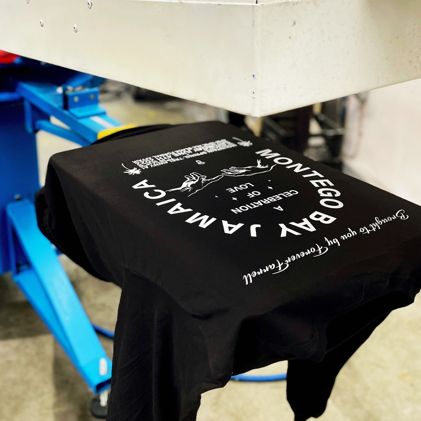 Design Custom Hoodies and Sweatshirts: Custom Apparel in Canada